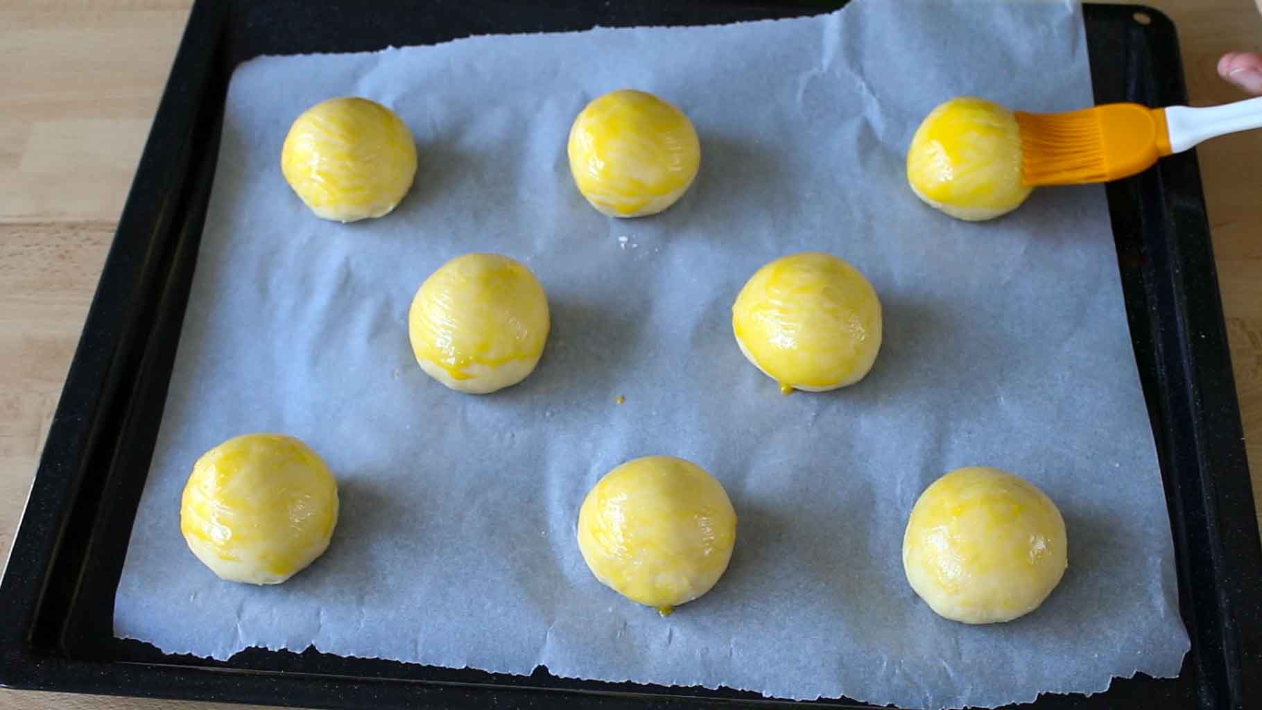 Video: Simple round brioches – Road to Pastry