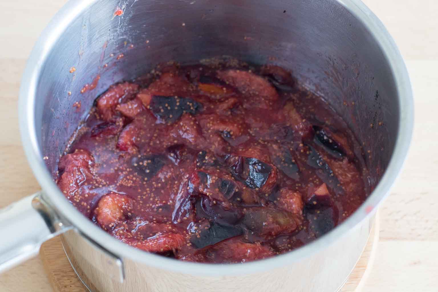 No-bake cheesecake with fig and damson plum confit – Road to Pastry