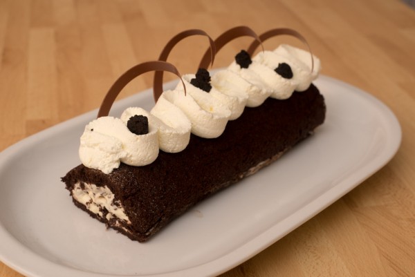 Double chocolate and vanilla yule log – Road to Pastry